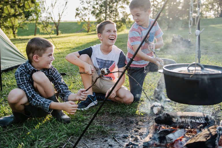 Guide to Cooking in a Camp Oven | Snowys Blog